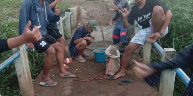 Hindari Kecelakaan Dini Saat Hujan Atas Gotong Royong Swadaya Warga